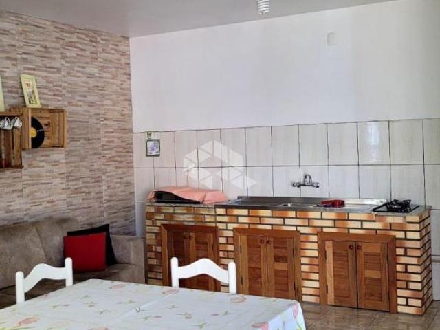 Uma casa com 2 dormitórios, podendo fazer 3