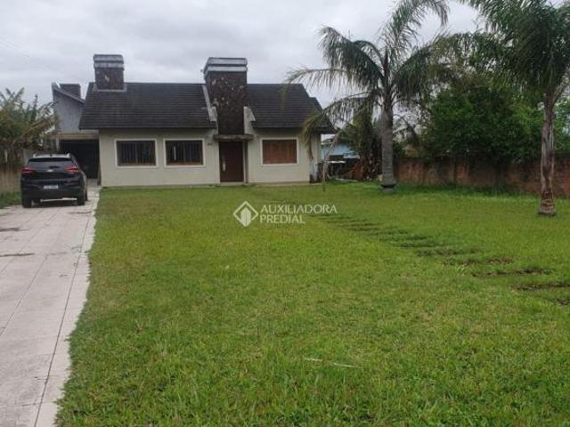 Uma casa completa, com piscina e móveis planejados ? é só entrar e viver