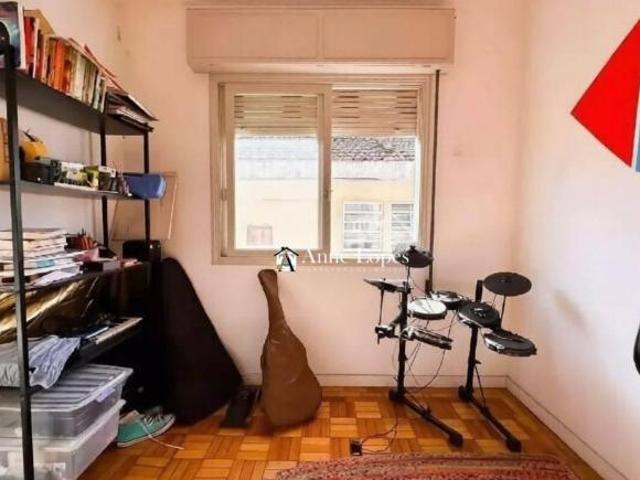 UMA CASA COMPLETA PRONTA PARA MORAR NA VILA MATIAS QUE COMBINA LOCALIZAÇÃO VALORIZADA PERSONALIDADE