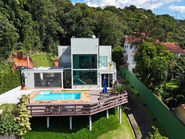 Uma casa incrível à venda dentro de um condomínio na Serra da Cantareira!