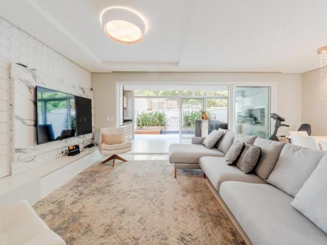 Uma casa linda dentro de um condomínio fechado, no Lagos de Nova Ipanema