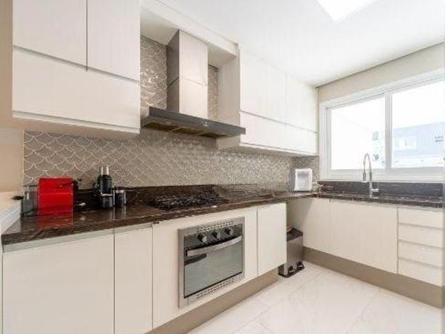 Uma casa linda dentro de um condomínio fechado, no Lagos de Nova Ipanema
