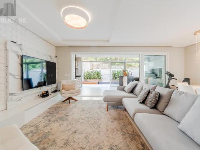 Uma casa linda dentro de um condomínio fechado, no Lagos de Nova Ipanema