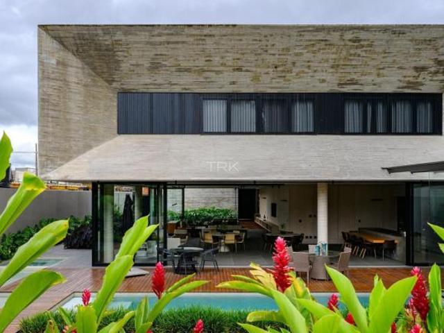 Uma casa mergulhada na própria linguagem