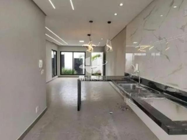 Uma casa moderna, linear no Guaruá, com preço de um apê de 2 quartos!