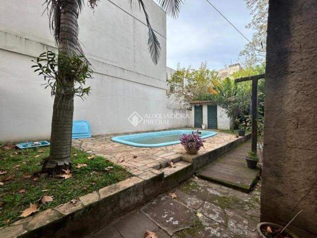 uma casa no Bairro Ideal em Novo Hamburgo. Com uma área total de 420 m² e área privativa de 240 m²
