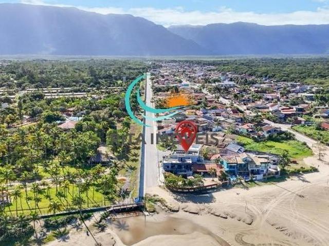 Uma casa nova e extremamente confortável, localizada a poucos passos da areia da praia ao lado do SE
