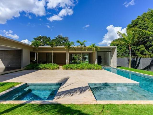 Uma casa que não começou com paredes. Começou com uma árvore
