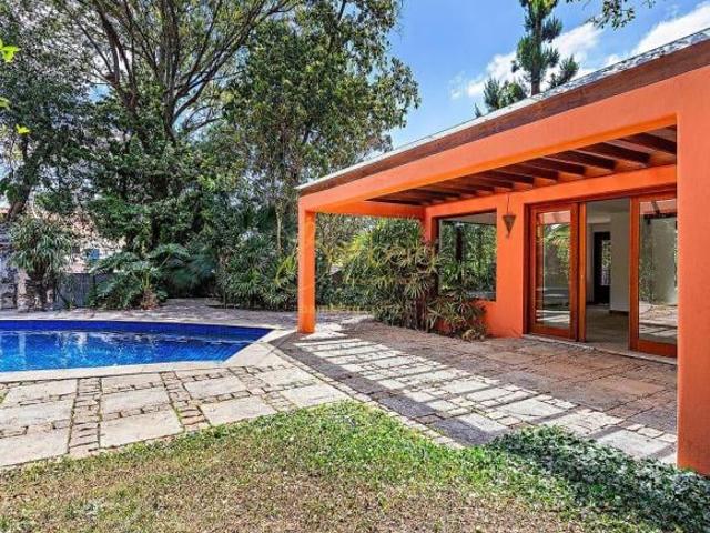 Uma chácara na cidade! Casa térrea com muito jardim e piscina no Jardim Petrópolis/Alto da Boa Vista