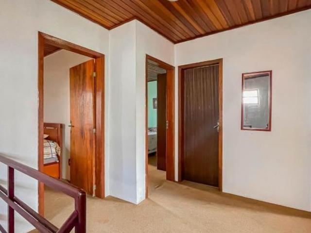 Uma bela casa de dois pisos com 4 quartos 3 tres banheiros,piscina
