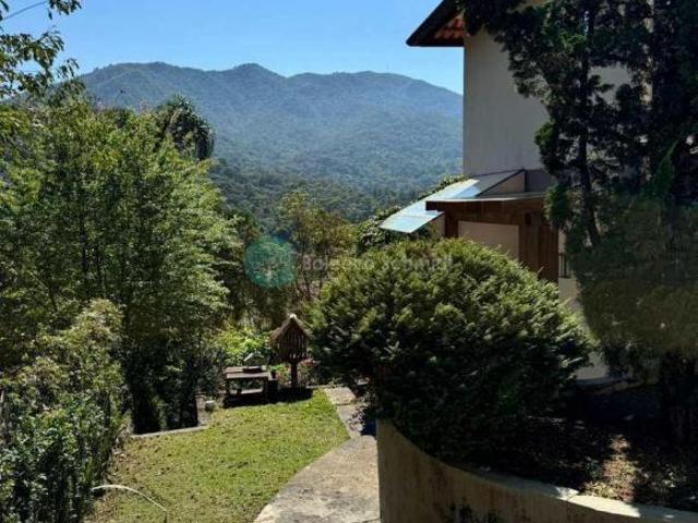 Uma Joia nas Montanhas: Casa em Condomínio Fechado com Vista