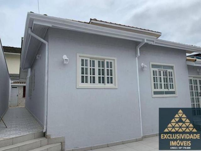 Uma linda casa em Arujá com espaço gourmet. com piscina. e vaga para dois automoveis