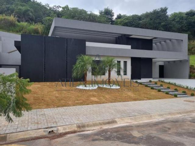 Uma residência 100% térrea, com arquitetura moderna e fundo para área de preservação — perfeita para