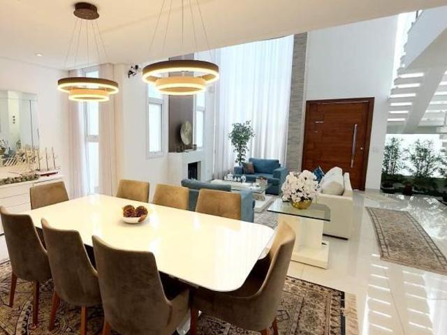Uma residência que impressiona pela arquitetura e conquista pela experiência de viver