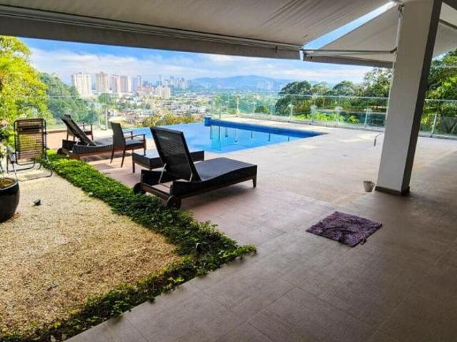 Uma residência que traduz imponência, sofisticação e integração á venda no Tamboré 1
