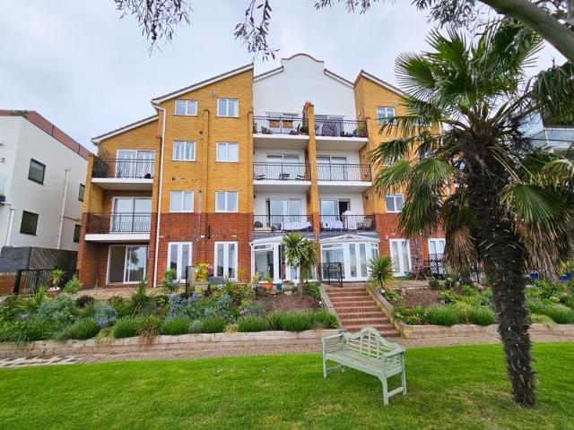 Undercliff Gardens, Leigh On Sea SS9, 2 bed flat to rent, £1,800 pcm | PrimeLocation