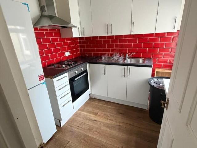 Undine Street 2 bed flat to rent £2,100 pcm £485 pw