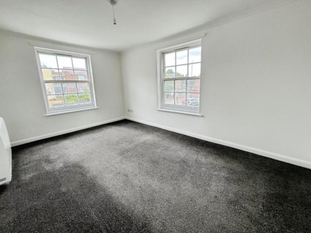 Unfurnished 1 Bed First Floor Flat/Apartment