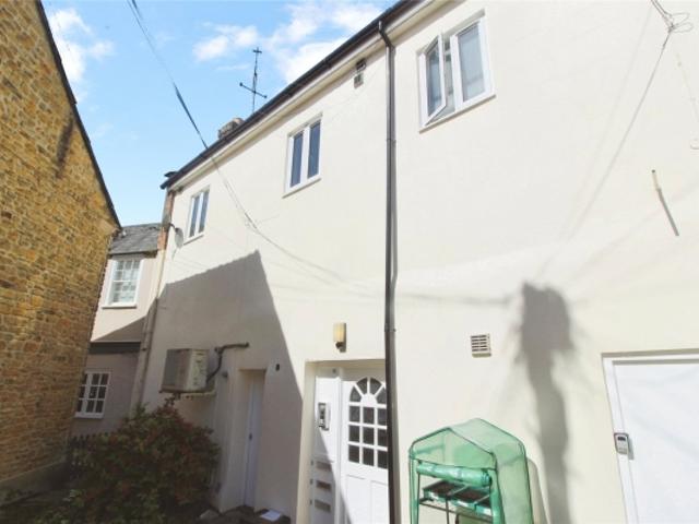 Unfurnished 2 Bed First Floor Flat/Apartment