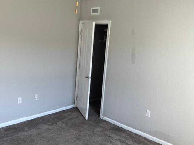 Unfurnished bedroom for rent