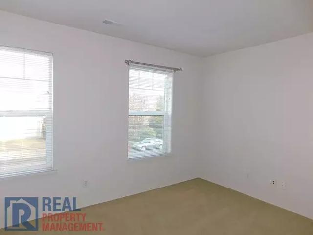 Unfurnished bedroom that's 3 min walk to Max Station