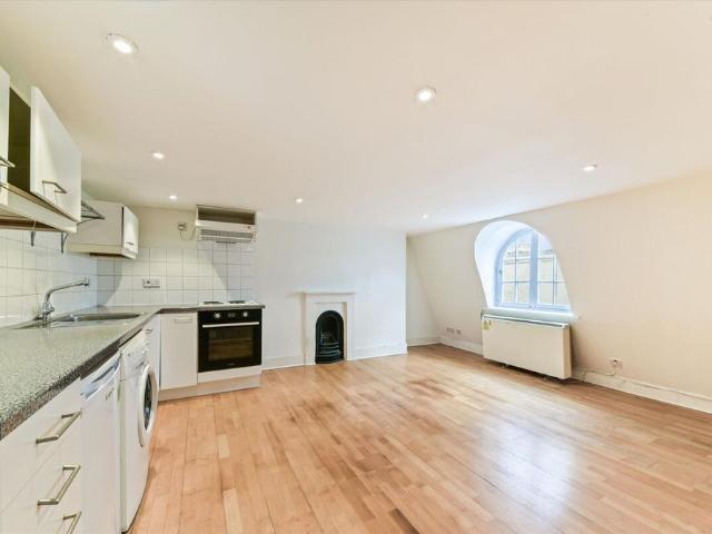 Unfurnished one bedroom flat in a great location for quick access to Canary Wharf