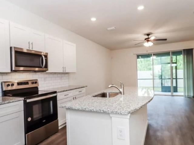 Unfurnished private room and bath in 3 bedroom