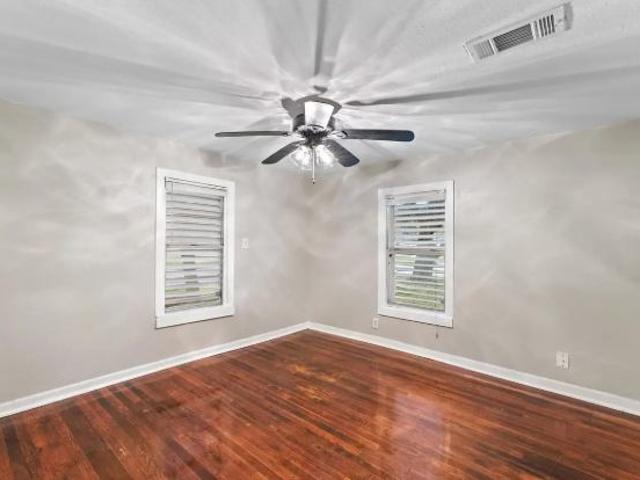 Unfurnished room is available in a peaceful home
