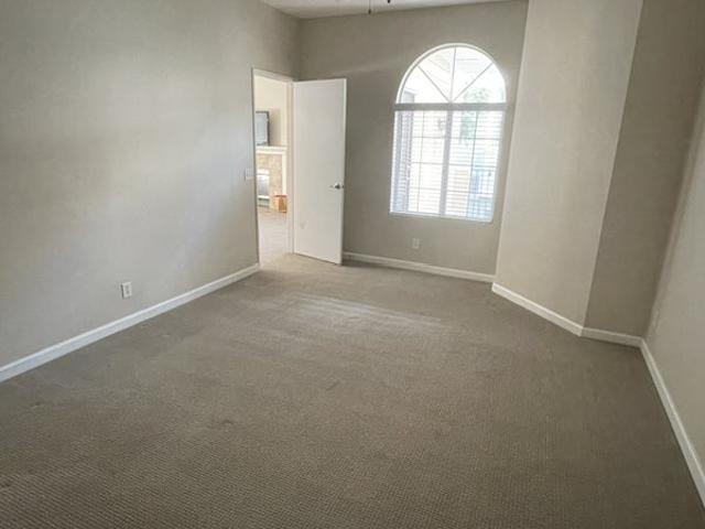 Unfurnished room w/ private bathroom