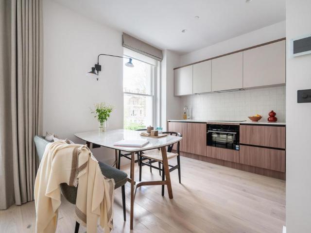 Unit E, 65 Elsham Road, London W14 Studio to rent £2,100 pcm £485 pw