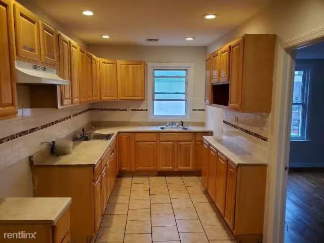 Unit 2 28 28 Stegman St 2