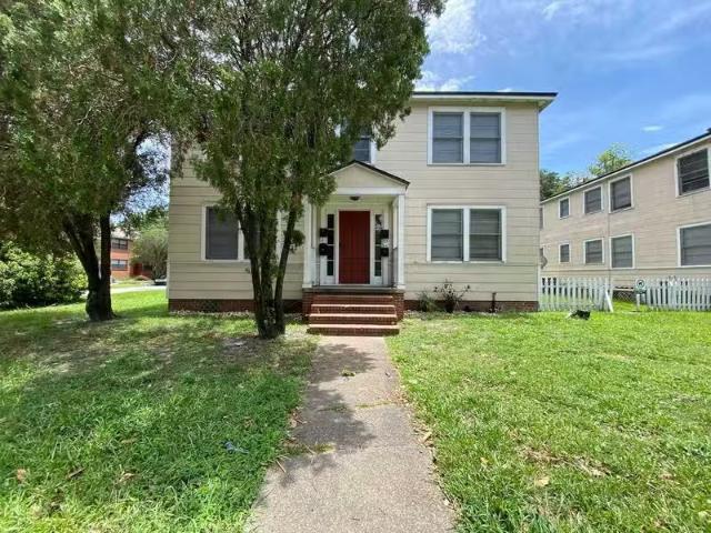 Unit 2 Nice 1 bedroom, 1 bathroom duplex in the heart of Rive.