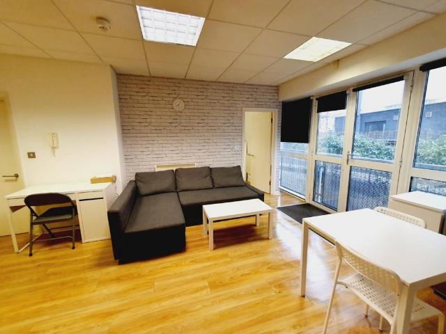 Unit 4 Signal House, 137a Great. 2 bed flat to rent £2,060 pcm £475 pw