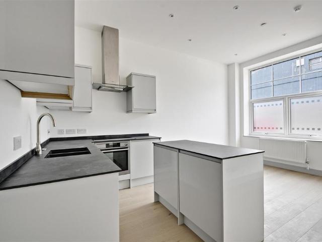 Unit 9 Brentford Business Centre. 2 bed flat to rent £1,600 pcm £369 pw
