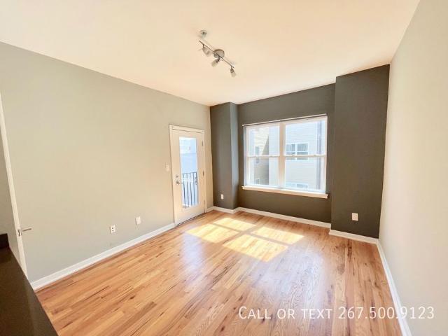 University City Cozy Studio on Second Floor. First AND Third month FREE on a 13 month lease