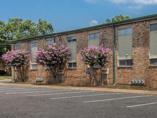 University Gardens Manor 1 Bedroom Apartment for Rent at 2059 N Cabana Cir, Memphis, TN 38107 Rhodes Hollywood Springdale Partnership