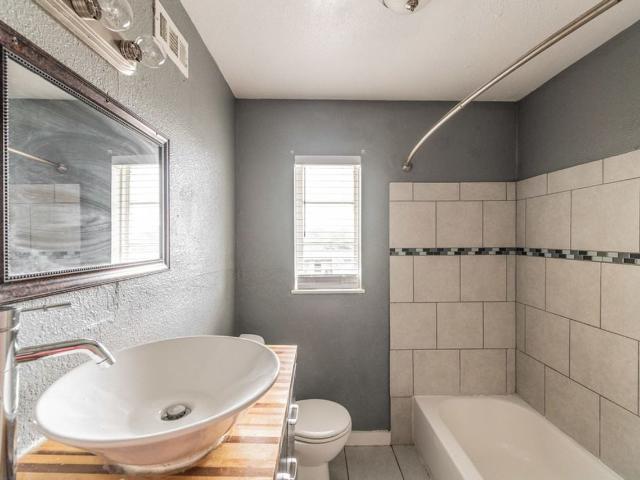 UNIVERSITY PARK APARTMENTS 1 Bedroom Apartment for Rent at 2331 Cincinnati Ave, San Antonio, TX 78228 Woodlawn Lake