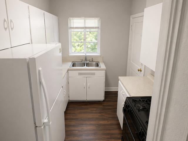 UNIVERSITY PARK APARTMENTS 2 Bedroom Apartment for Rent at 2331 Cincinnati Ave, San Antonio, TX 78228 Woodlawn Lake