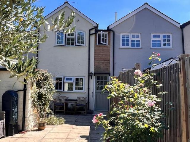 Union Terrace, Buntingford SG9 2 bed terraced house to rent £1,550 pcm £358 pw