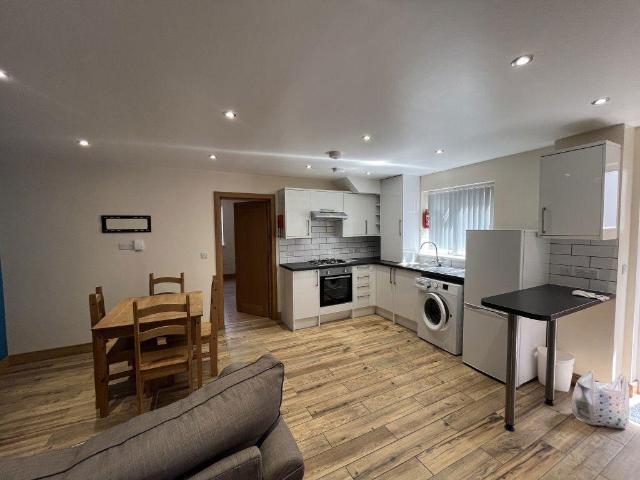 Union Street 2 bed flat to rent £1,900 pcm £438 pw