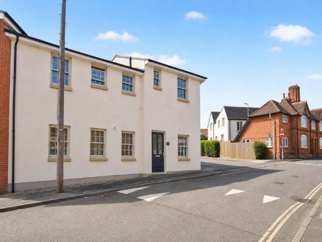 Union Street, Newport Pagnell, MK16 2 bed maisonette to rent £1,450 pcm £335 pw