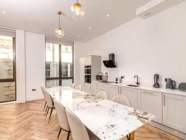 Cheap 3 BA 4 bedroom apartment for rent in Fenwick Street, Liv.