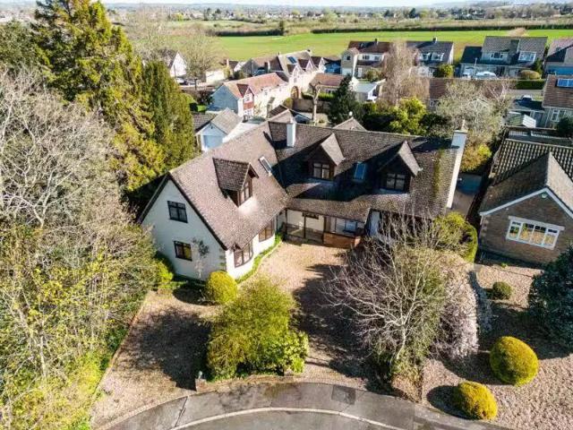 Just in! 3 BA 4 bedroom detached house for rent in Fulney Clos.