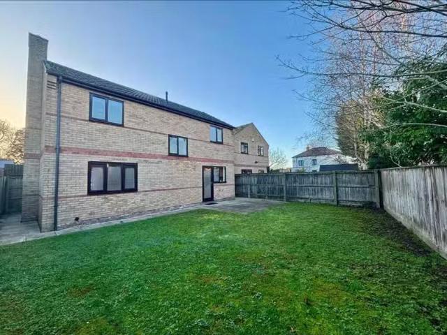 Deal! 3 BA 4 bedroom detached house for rent in Hurts Croft, F.