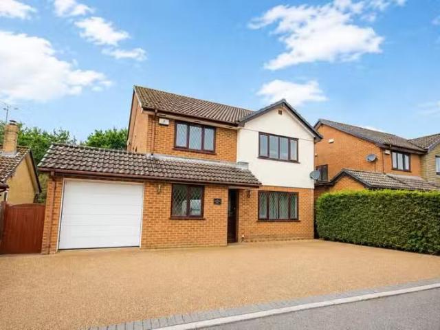 Unique 3 BA 4 bedroom detached house for rent in Laidlaw Close.