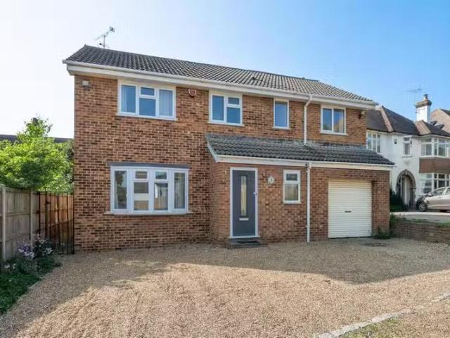 Rental! 3 BA 4 bedroom detached house for rent in Tower Road.