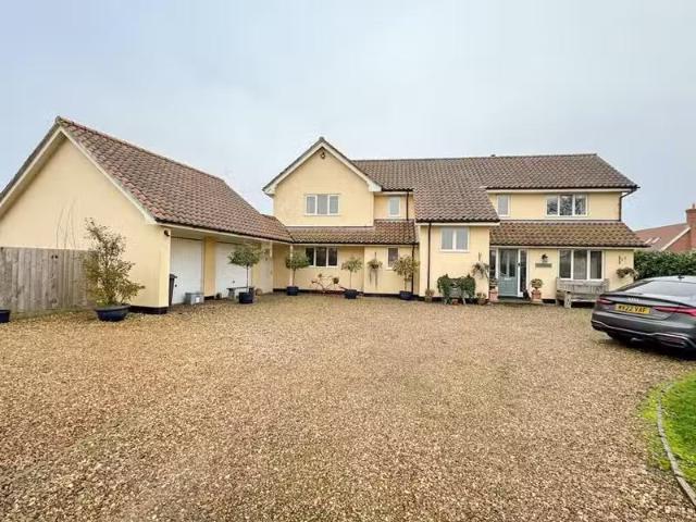 New 3 BA 4 bedroom detached house for rent in The Broadway, Ba.