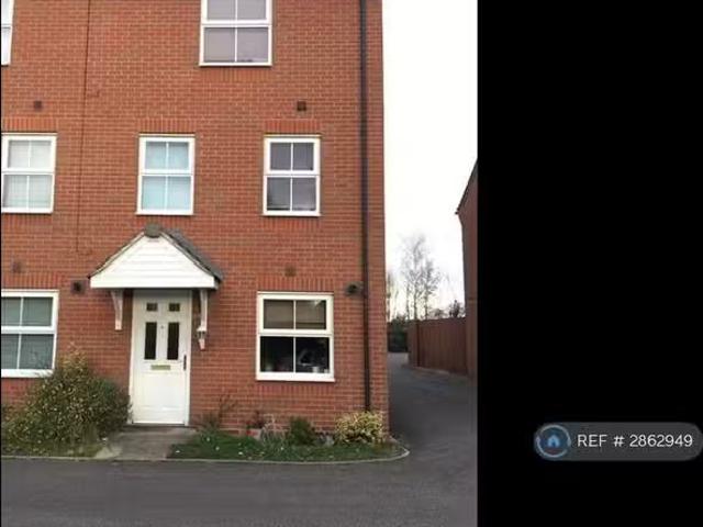 Charming 3 BA 4 bedroom end of terrace house for rent in Hillm.