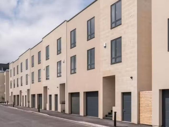 Unique 3 BA 4 bedroom house for rent in Cheltenham Street, BA2
