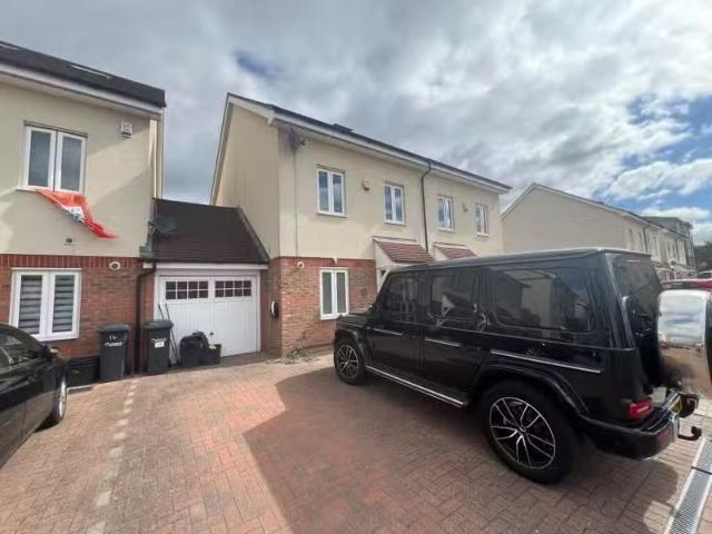 Cheap 3 BA 4 bedroom house for rent in Academia Avenue, BROXBO.